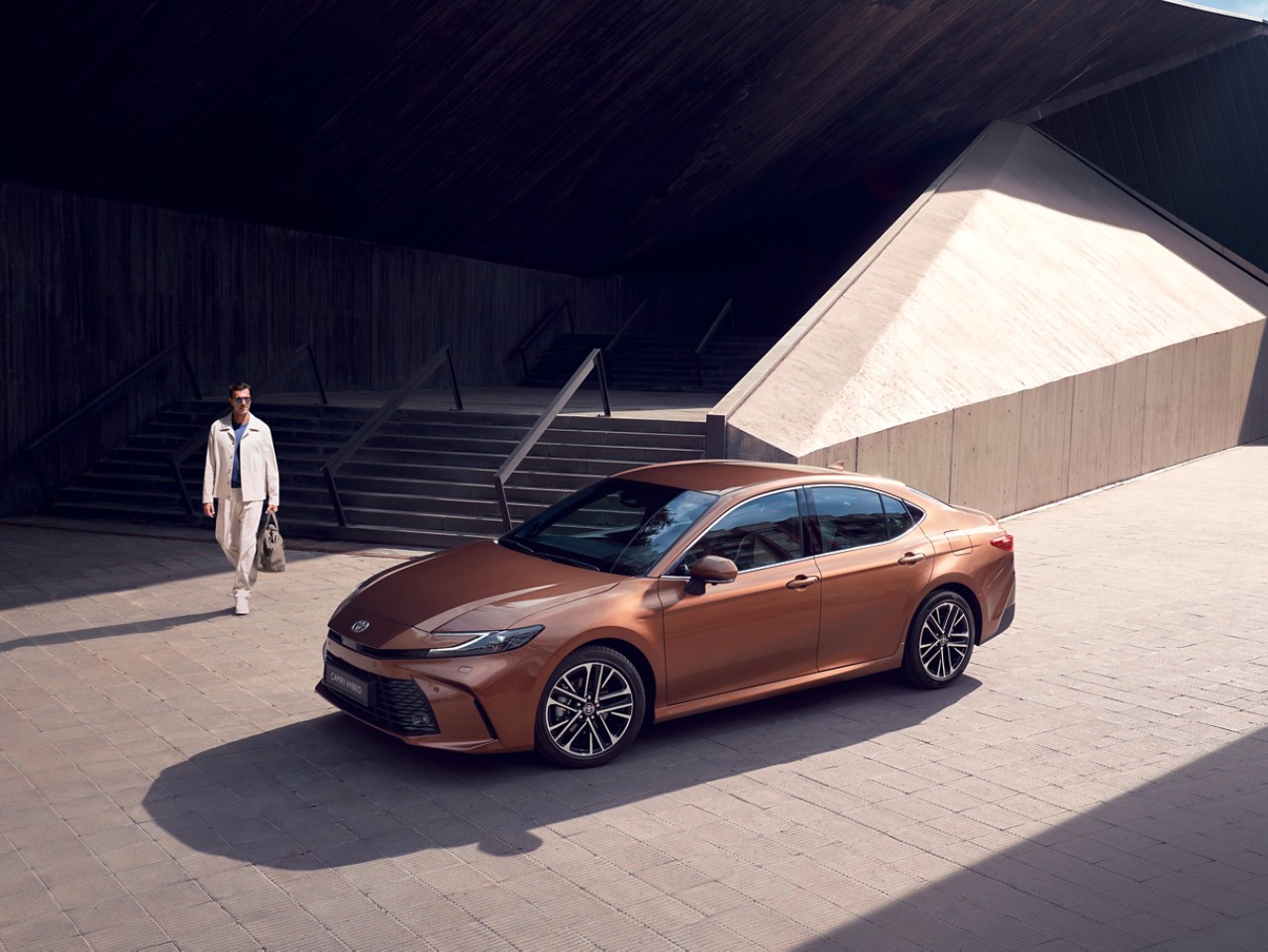 Fa cunostinta cu Toyota Camry hibrid: un sedan redefinit.