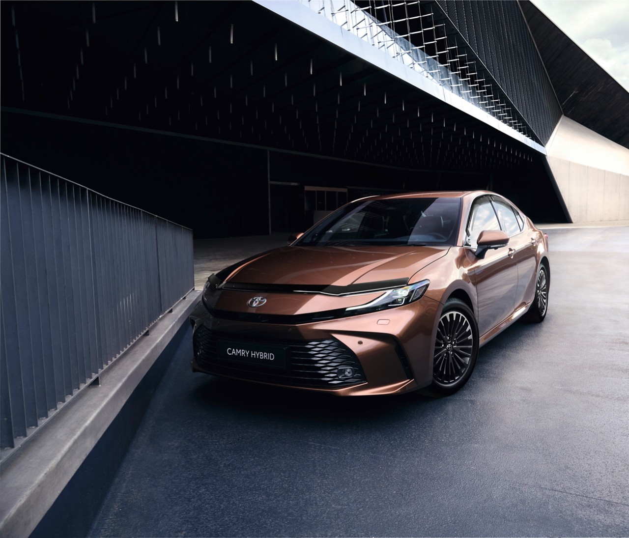 Fa cunostinta cu Toyota Camry hibrid: un sedan redefinit.